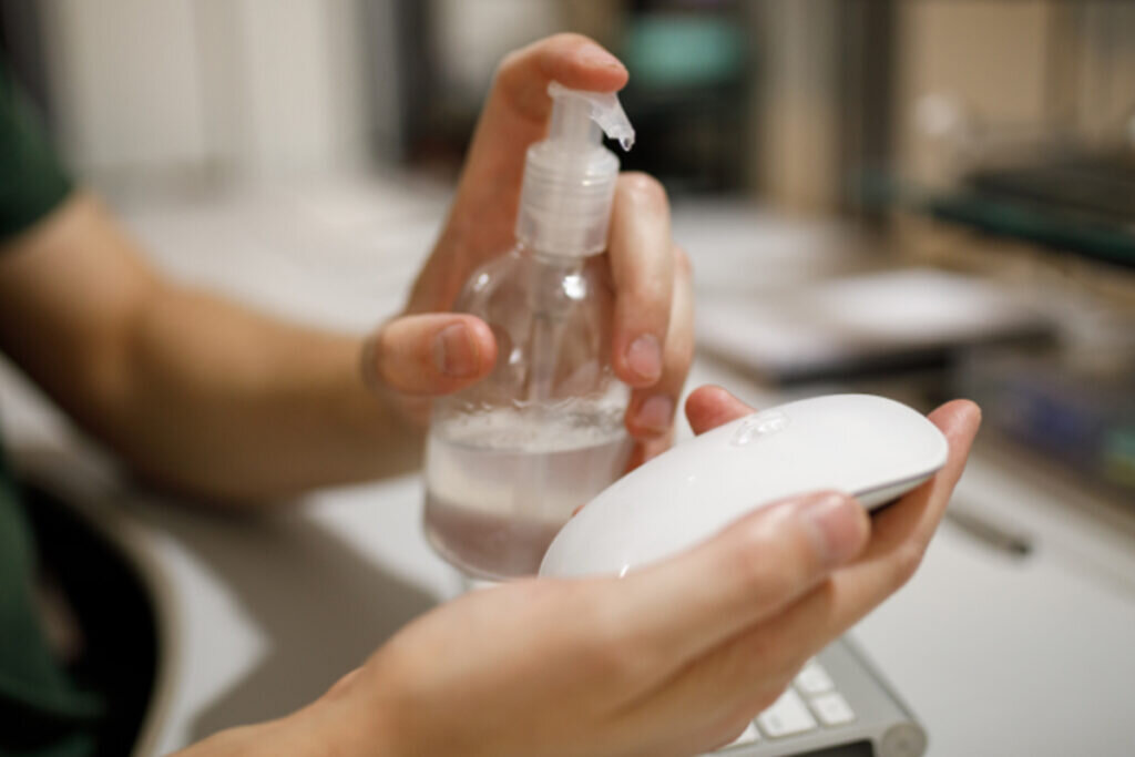 5 formas de usar o álcool em casa - Notícias Concursos