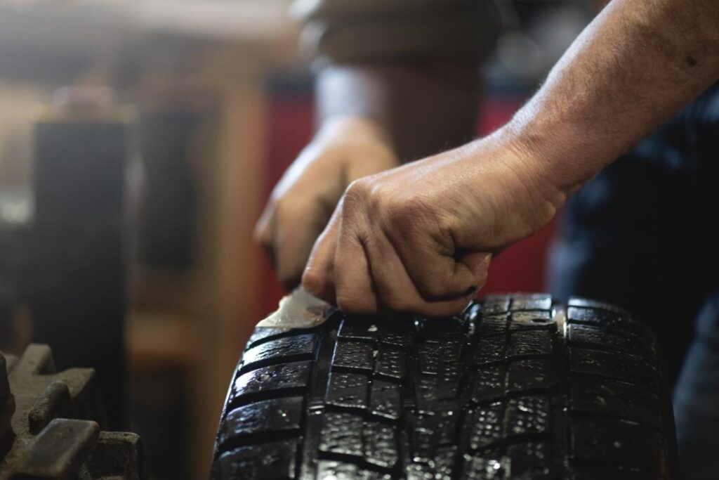 Como fazer pretinho caseiro para pneu do carro