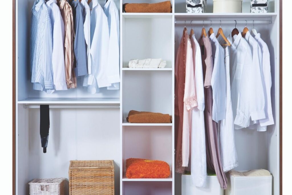 Guarda-roupa funcional para quarto pequeno: veja estilos e como organizar