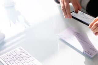 O que é cheque caução? Entenda para que serve - Notícias Concursos