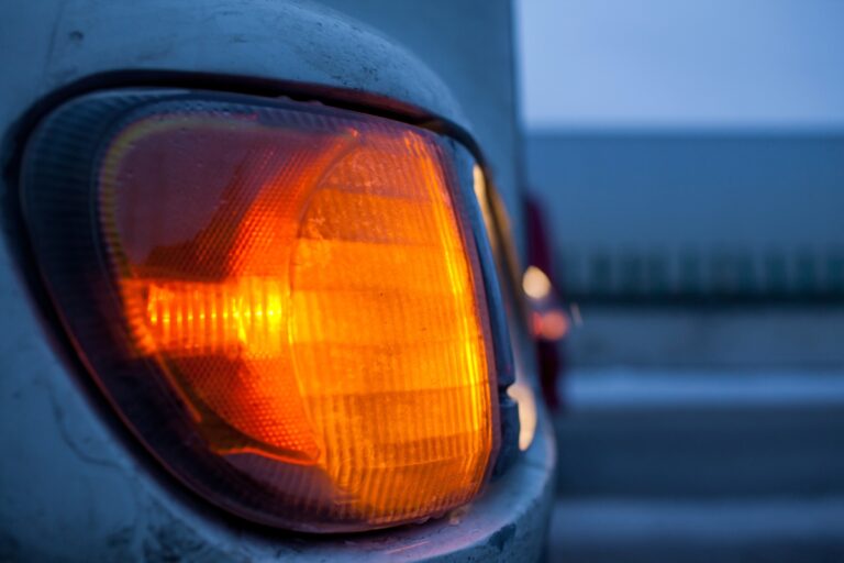 Cuidado, motorista! Você sabe usar pisca-alerta corretamente?