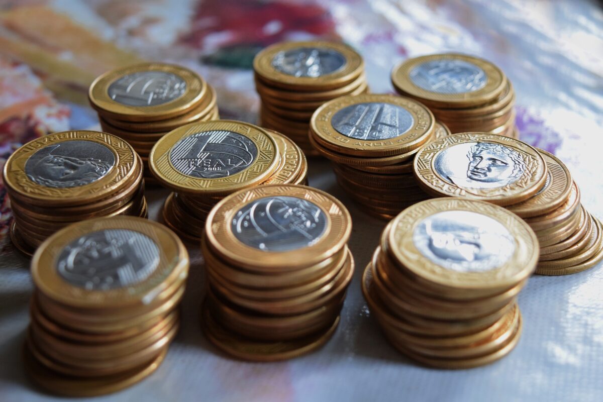 Conheça a moeda COMUM de 1 REAL que vale R$ 200 no país