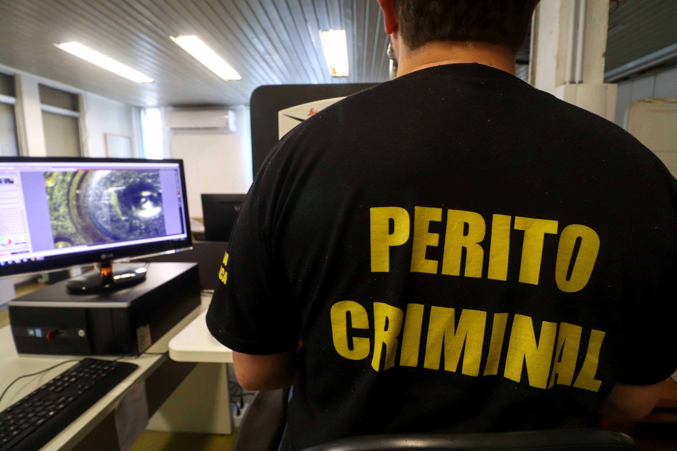 O que faz um perito criminal e quanto ele ganha no Brasil - Notícias Concursos